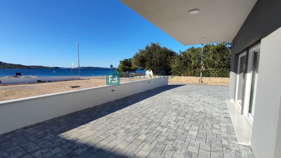 VODICE - SRIMA, 1.red do mora, poslovni prostor, top lokacija (prodaja)