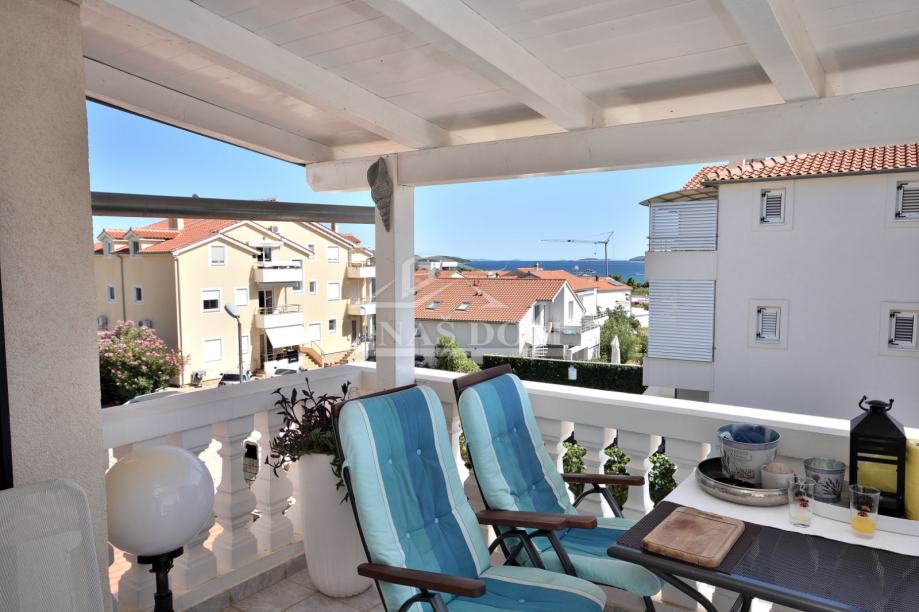 Vodice - Stan na katu, pogled na more (prodaja)
