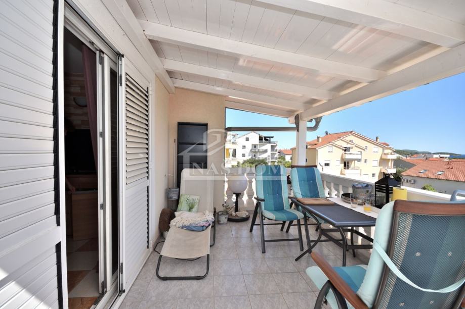 Vodice - Stan na katu, pogled na more (prodaja)