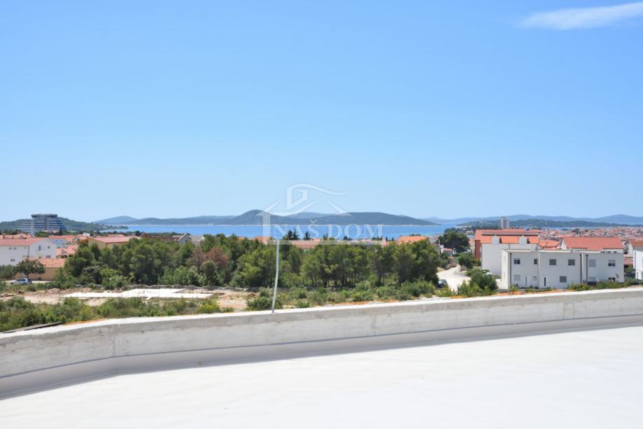 Vodice - Stan na prvom katu s krovnom terasom, pogled na more (prodaja)