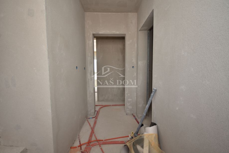 Vodice - Stan na prvom katu s krovnom terasom, pogled na more (prodaja)