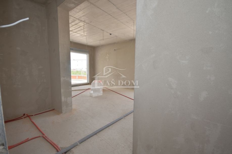 Vodice - Stan na prvom katu s krovnom terasom, pogled na more (prodaja)