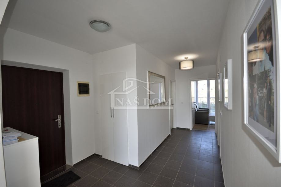 Vodice - Stan na prvom katu s pogledom na more (prodaja)