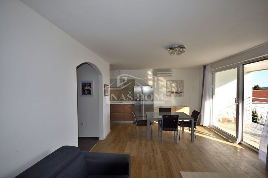 Vodice - Stan na prvom katu s pogledom na more (prodaja)