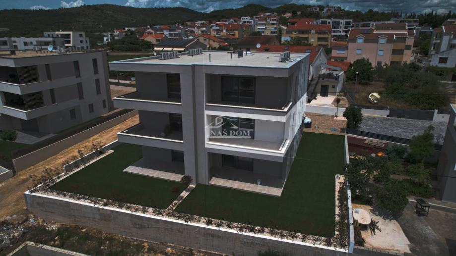 Vodice - Stan S4 na prvom katu s pogledom na more, 300m od plaže (prodaja)