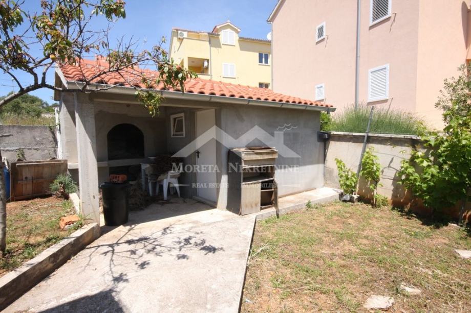 Vodice, zanimljiva prizemnica s okućnicom (prodaja)