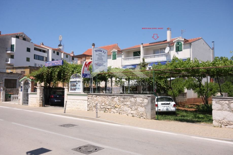 Vodice, zanimljiva prizemnica s okućnicom (prodaja)