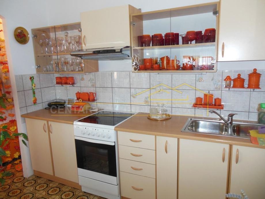 Voštarnica - pet nebodera - renovirani stan (prodaja)