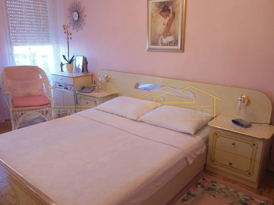 Voštarnica - pet nebodera - renovirani stan (prodaja)