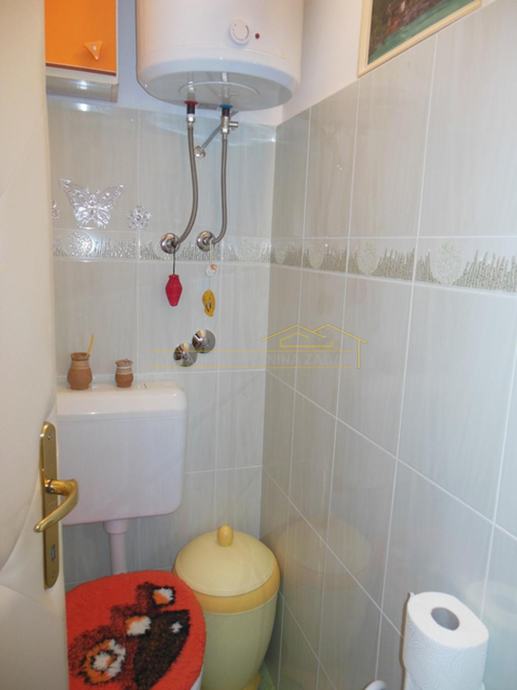 Voštarnica - pet nebodera - renovirani stan (prodaja)