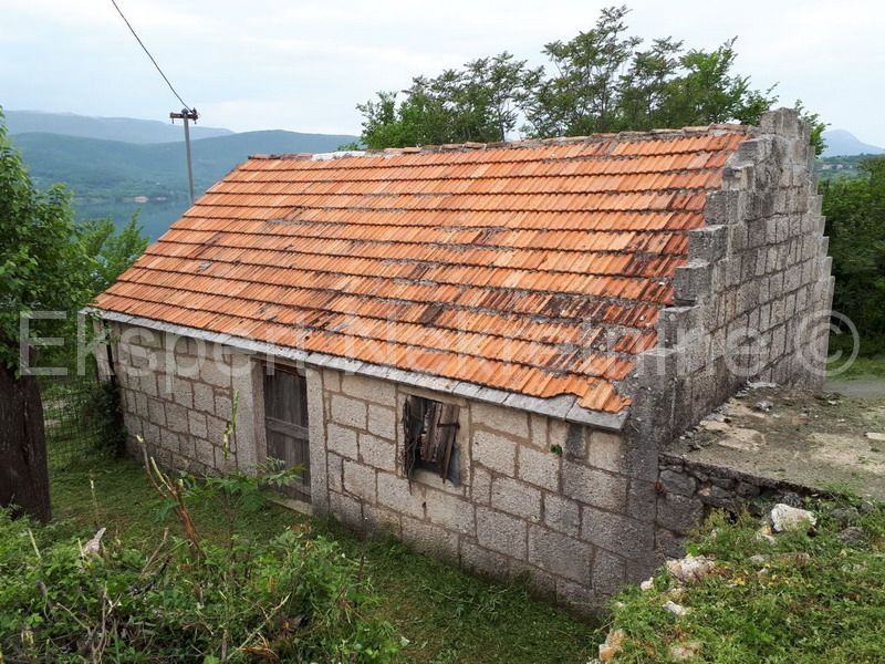 Vrlika, Koljane kamena kuća 55 m2 uz jezero (prodaja)