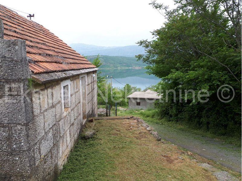 Vrlika, Koljane kamena kuća 55 m2 uz jezero (prodaja)