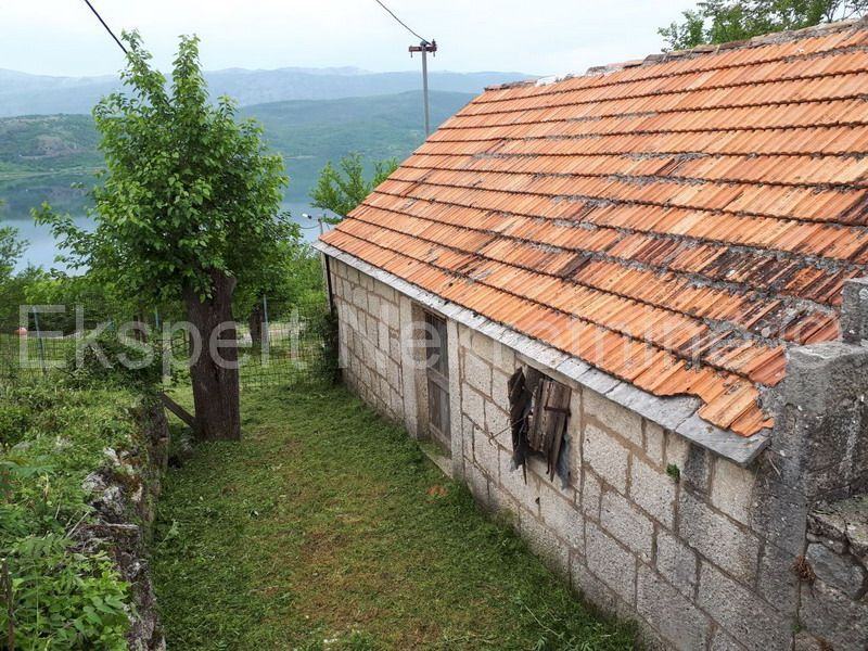 Vrlika, Koljane kamena kuća 55 m2 uz jezero (prodaja)