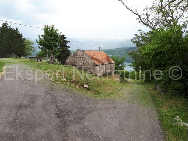 Vrlika, Koljane kamena kuća 55 m2 uz jezero (prodaja)