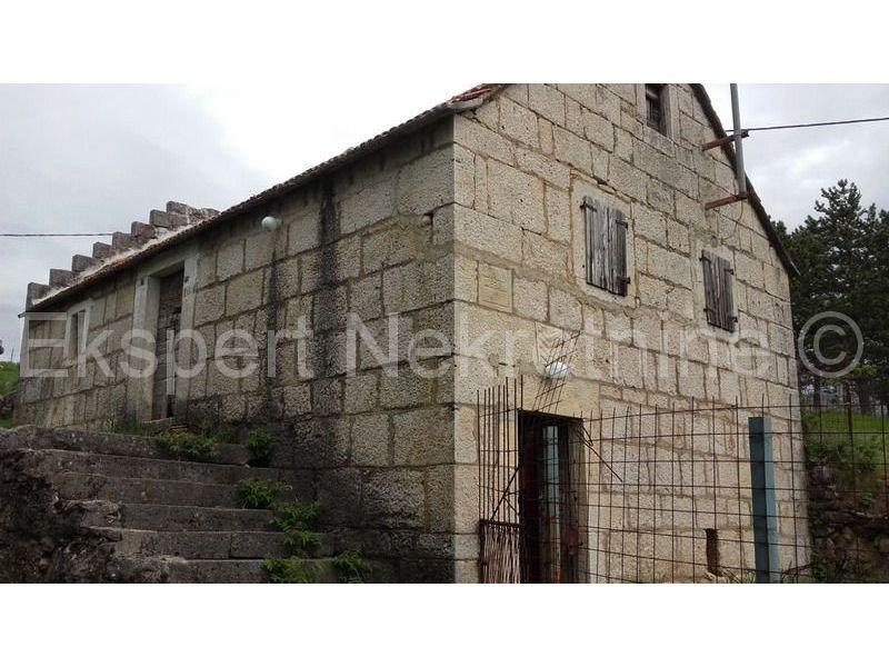 Vrlika, Koljane kamena kuća 55 m2 uz jezero (prodaja)