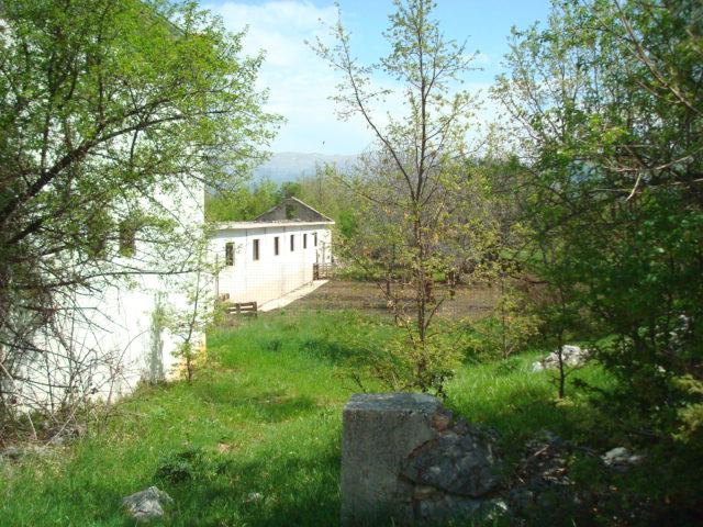 VRLIKA Otišić, seosko imanje 500m2 na zemljištu 2000m2 (prodaja)