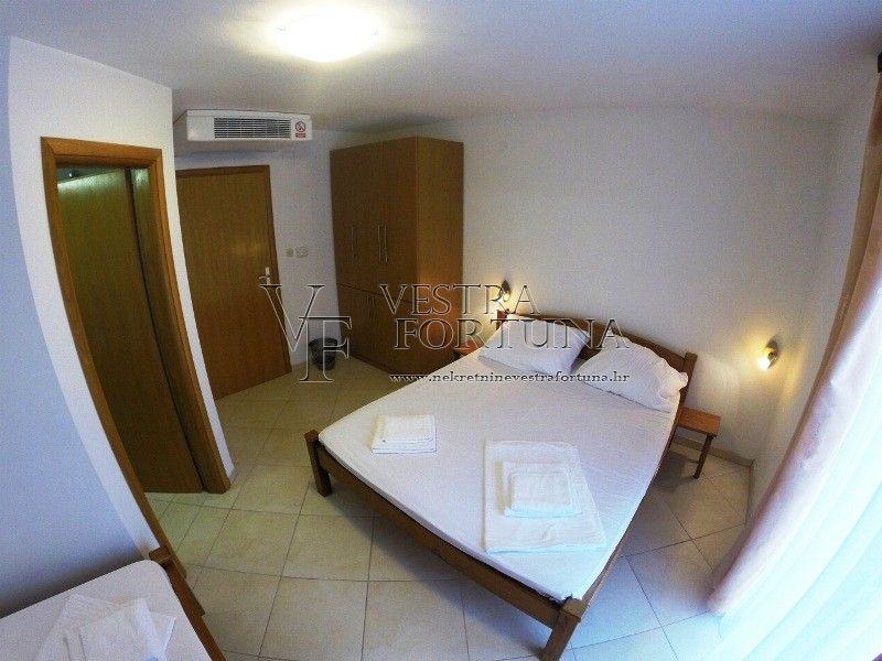 Vrsi, 36 apartmana!! prvi red do mora