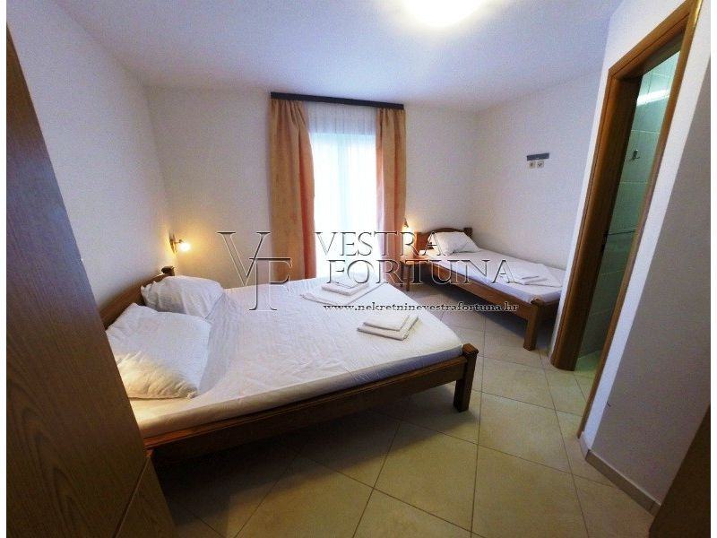 Vrsi, 36 apartmana!! prvi red do mora