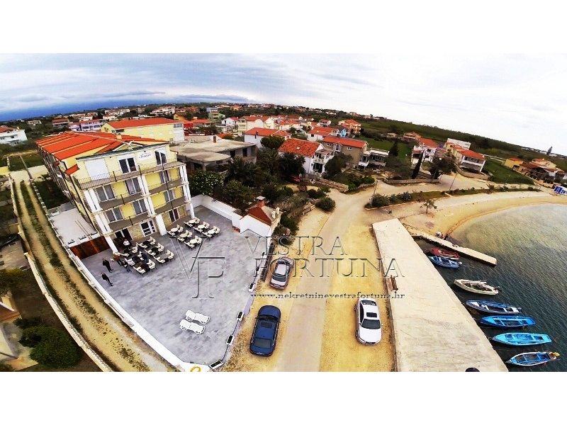 Vrsi, 36 apartmana!! prvi red do mora