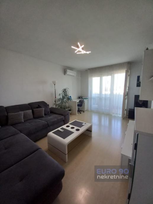 ZADAR/BULEVAR-KOMFORAN TROSOBAN STAN,92 M2 S POGLEDOM NA MORE I OTOKE! (prodaja)