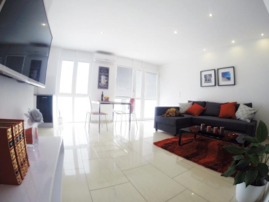 Zadra - Potpuno adaptiran dvosobni stan (prodaja)