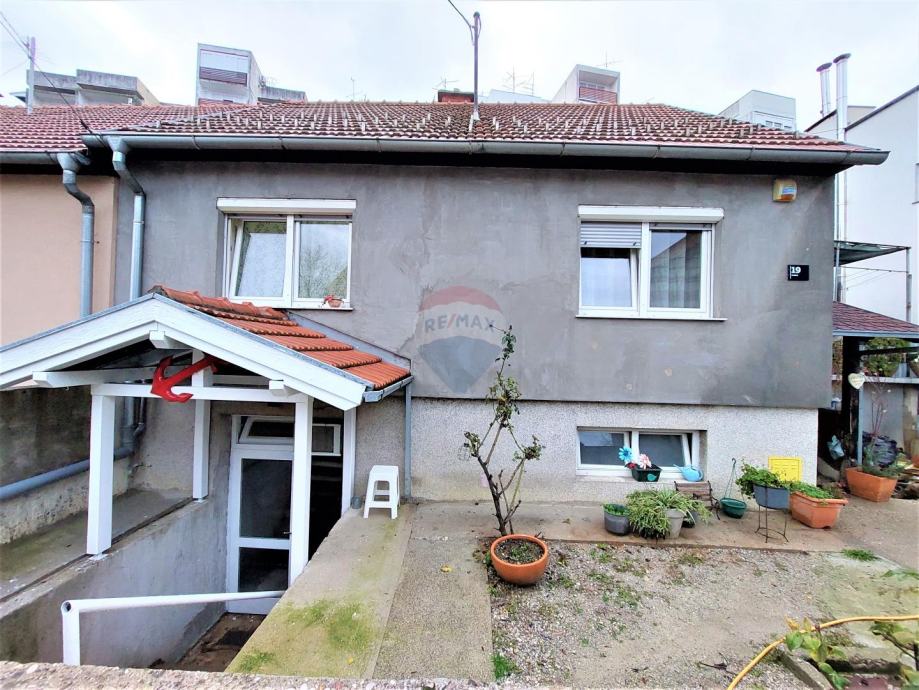 Zagreb, Gajnice - centar, kuća s 2 stana i okućnicom (prodaja)