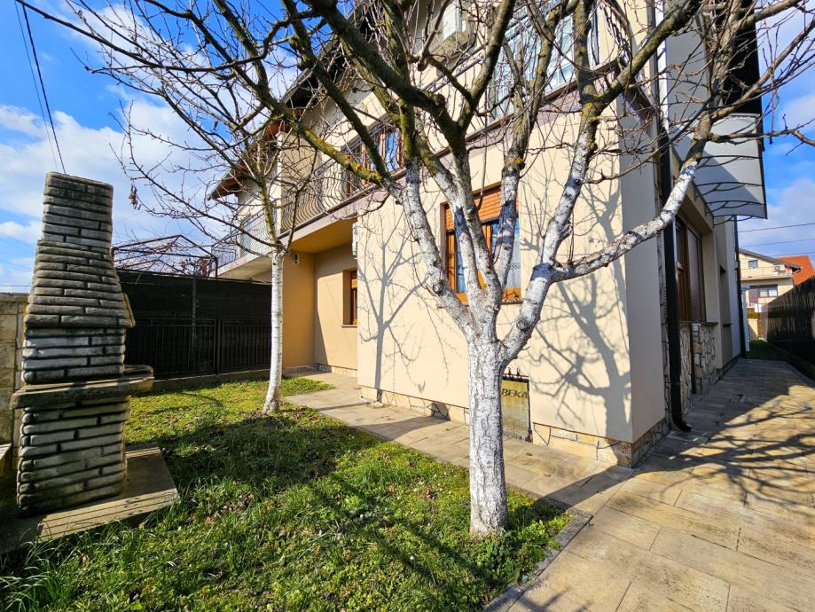 ZAGREB, Ivanja Reka, kuća sa 3 stana + garaža (prodaja)