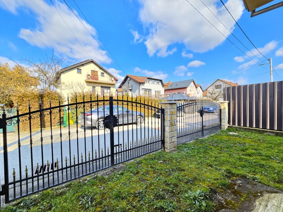 ZAGREB, Ivanja Reka, kuća sa 3 stana + garaža (prodaja)