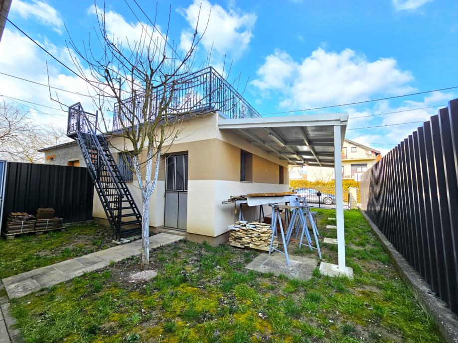 ZAGREB, Ivanja Reka, kuća sa 3 stana + garaža (prodaja)