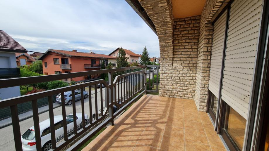 NOVI ZAGREB, VELIKO POLJE obiteljska kuća 492 m2 (prodaja)