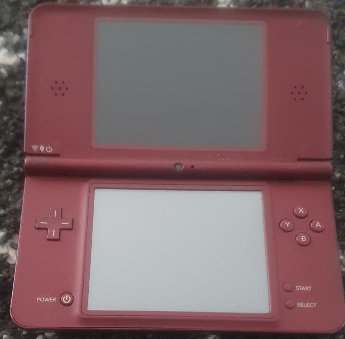 DSi XL polu ispravan + R4 hack kartica za sve igre