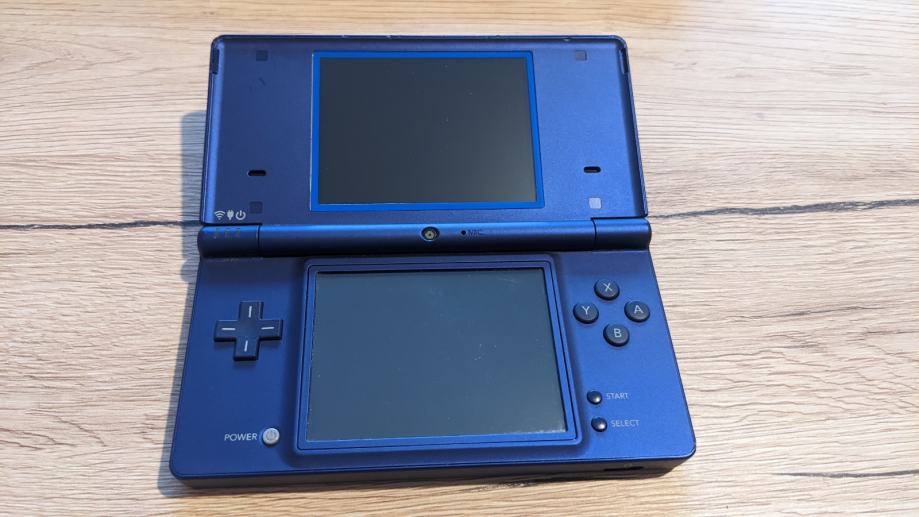 Nintendo DSi + 2 original igre