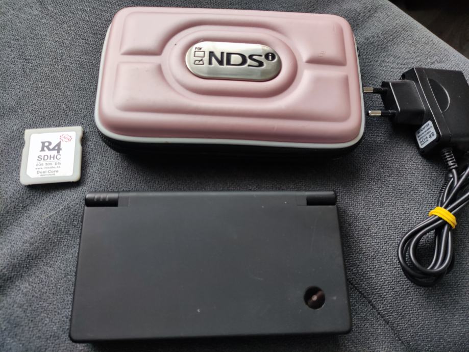 Nintendo DSi R4 64gb sa 1000 igrica