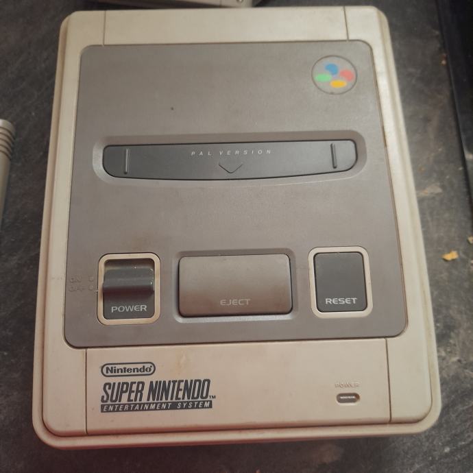 Konzola Super Nintendo + igrice