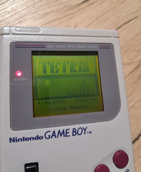 Nintendo Gameboy + igra po izboru