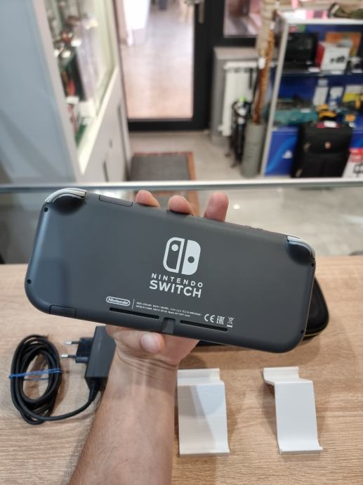 NINTENDO SWITCH LIGHT *DO 24 RATE* POVOLJNO! R1!