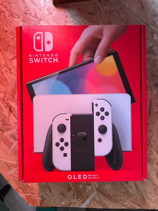 Nintendo Switch OLED + 3 igre + Case