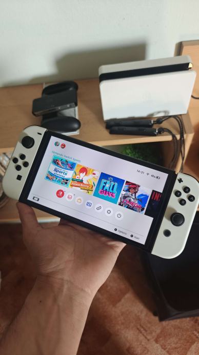 Nintendo Switch OLED - Kupljen 2022 slabo korišten i u super stanju