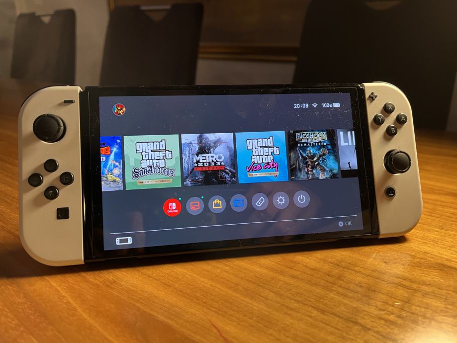 Nintendo Switch OLED + pro kontroler + torba