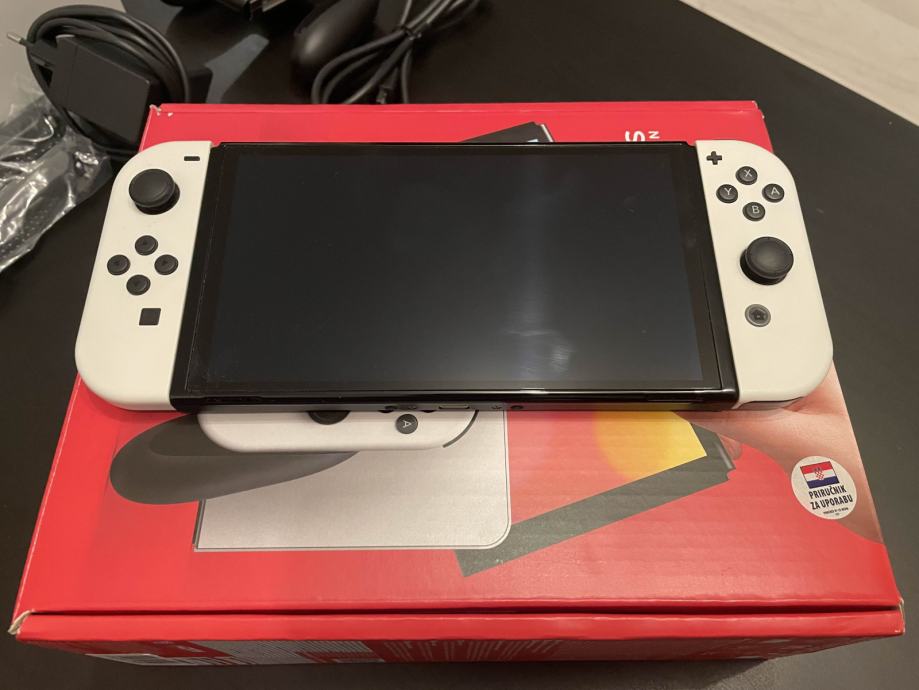 Nintendo Switch OLED White konzola + orginal kutija i oprema + 7 igara