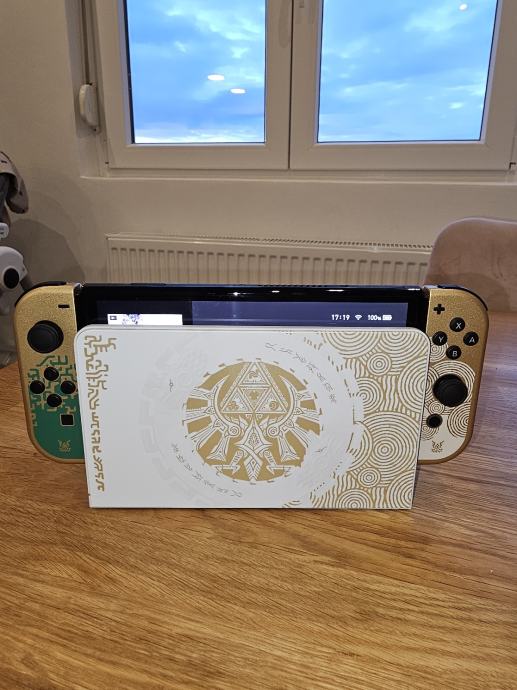 Nintendo Switch Oled Zelda Edition sa igricom i joystickom