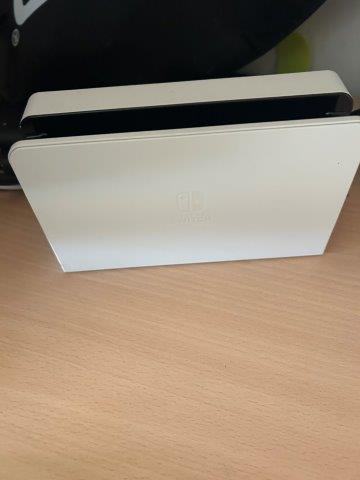 Prodajem Nitendo switch OLED sa tri igrice,joystickom i torbicom