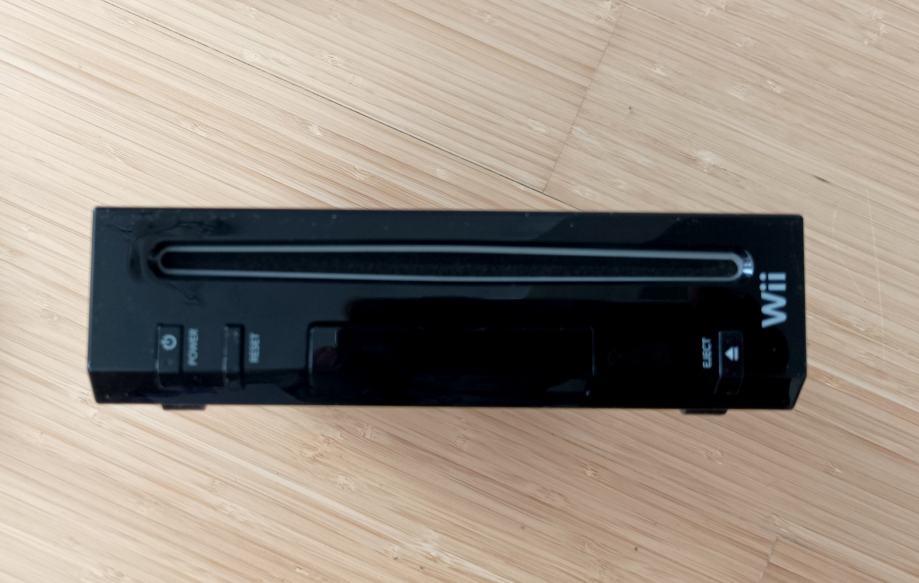 Nintendo Wii + 64 Gb USB stick sa 20 igrara, originalni kontroler