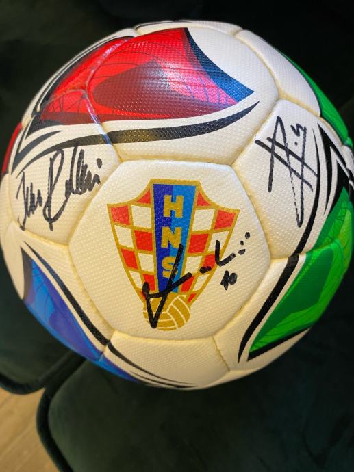 Nogometna lopta sa potpisima Hrvatske reprezentacije LUKA MODRIC