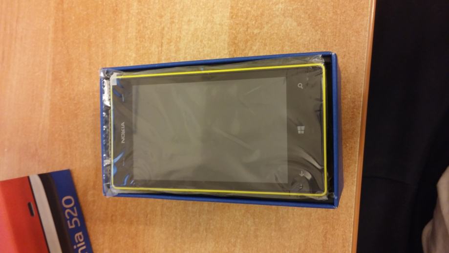 Lumia 520 žuta