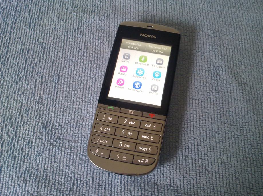 Nokia 300 Asha (kamera 5 MP)