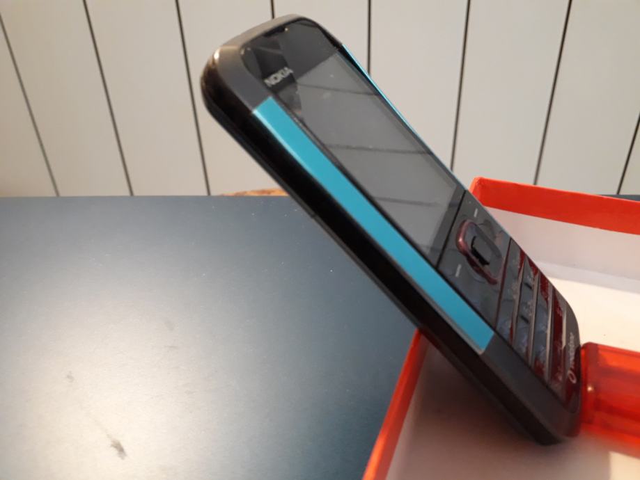 Nokia 5000d u dobrom stanju na sve mreže prima sve SIM kartice!!!!!!!!