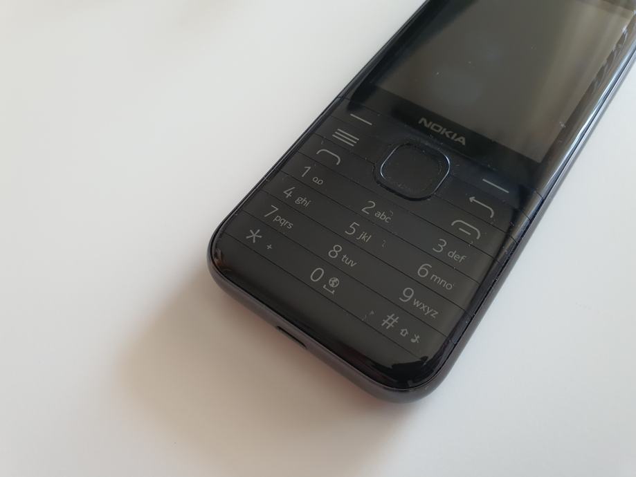 Nokia 8000 4G - Dual sim, moderna Nokia na tipke
