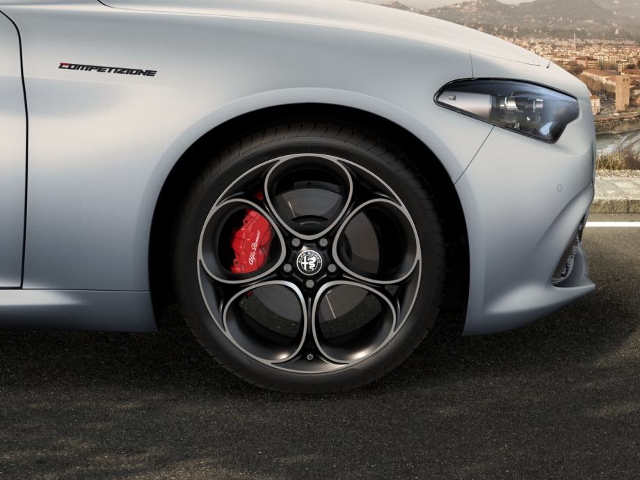 Alfa Romeo Giulia 2,0 GME Competizione ATX8 AWD m.y. 2023., 2023 god.