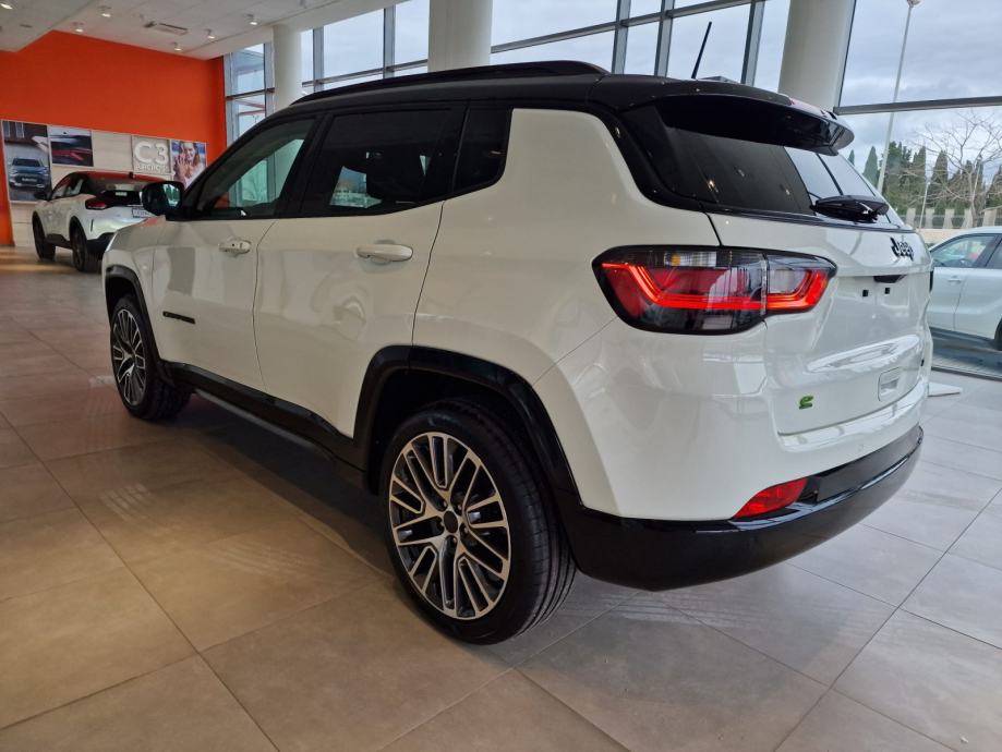 Jeep Compass 1.5 e-Hybrid Summit automatik, 2024 god.